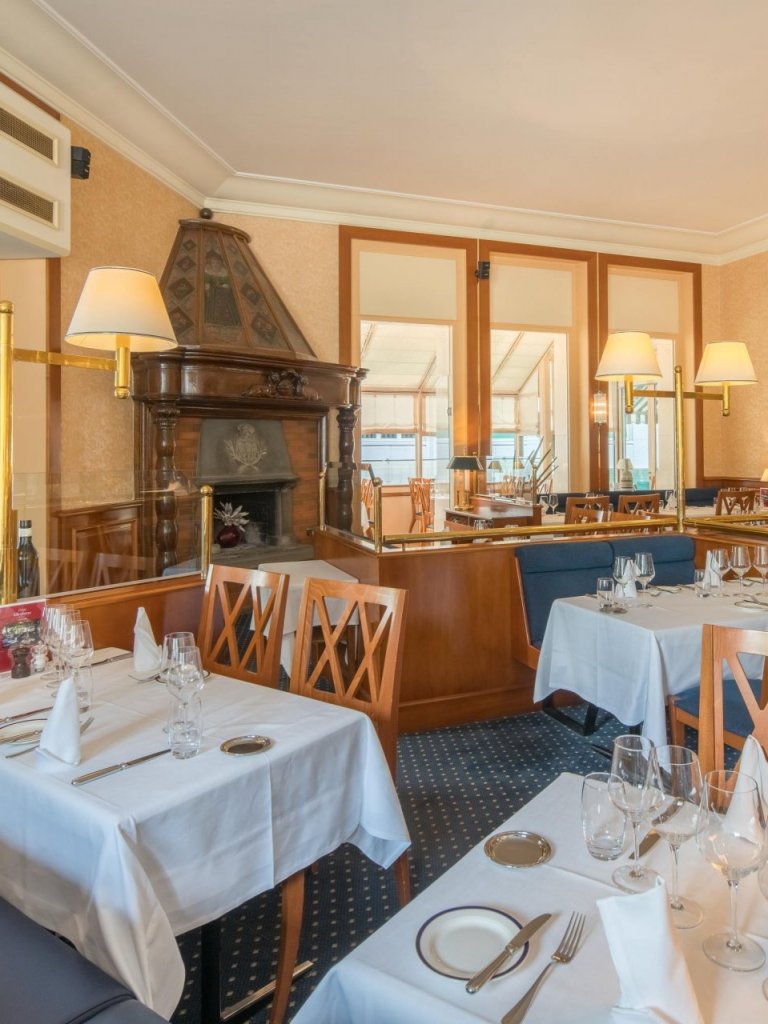 Restaurant & Bar