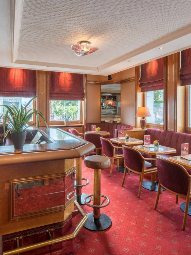 Restaurant & Bar